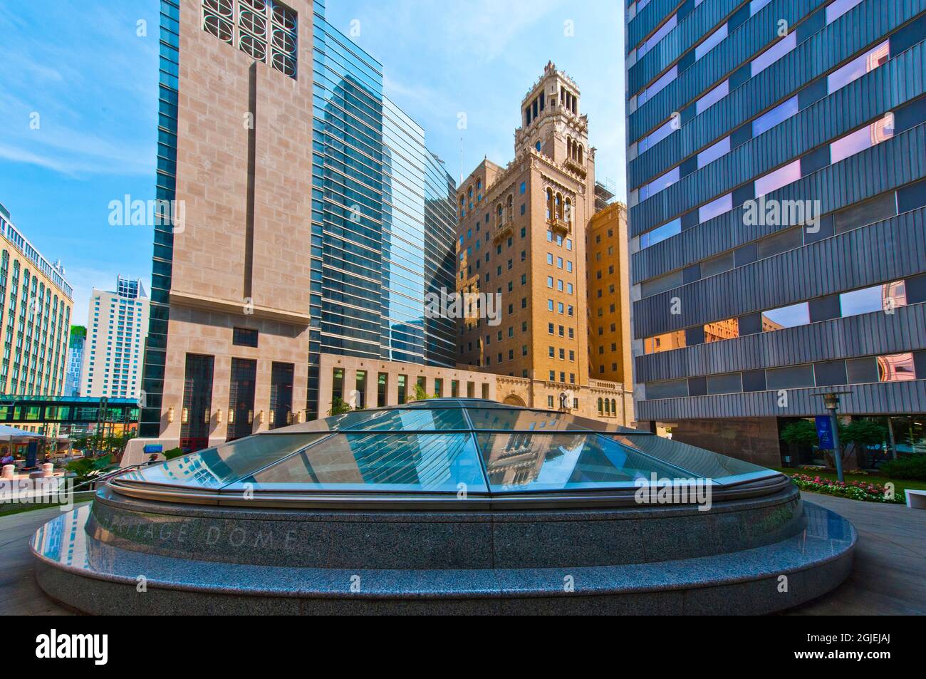 USA, Minnesota, Rochester, Mayo Clinic, Annenberg Plaza from Matthews ...