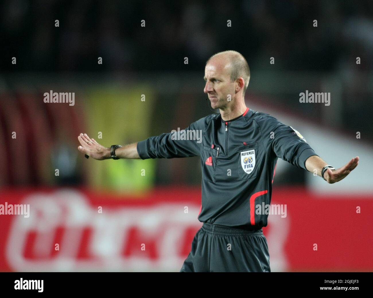 Match referee mike riley hi-res stock photography and images - Alamy