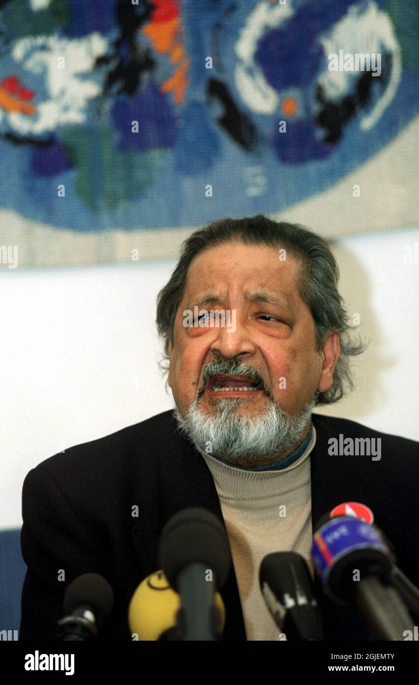 V s naipaul hi-res stock photography and images - Alamy