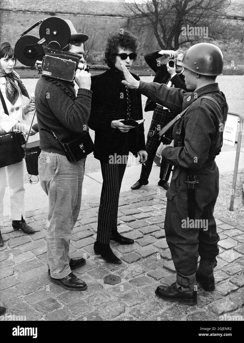 U.S. rock singer Bob Dylan in front of a military guard at Kronborg ...