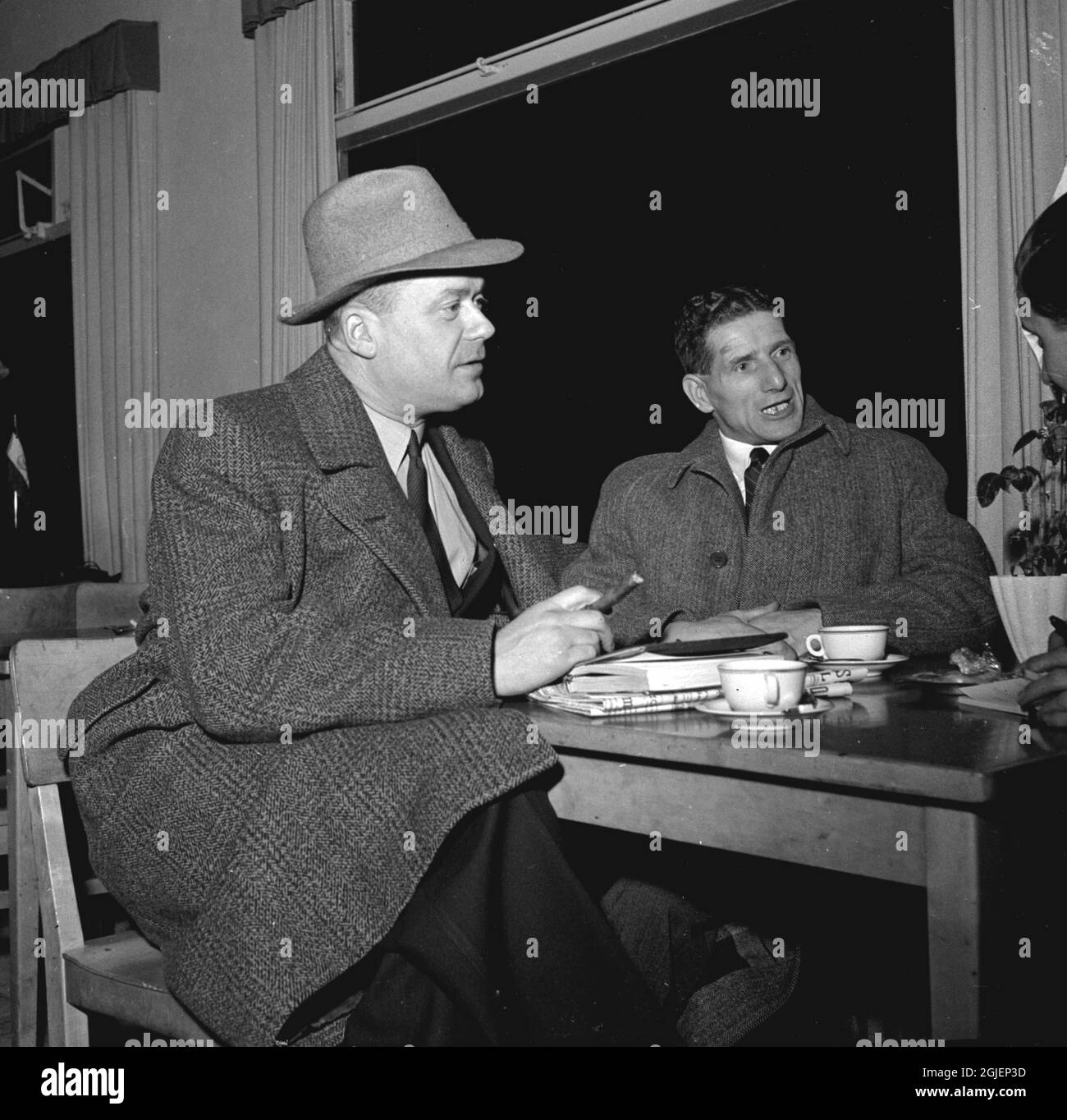 Rudolf 'Putte' Cook and coach George Raynor of the Swedish football ...