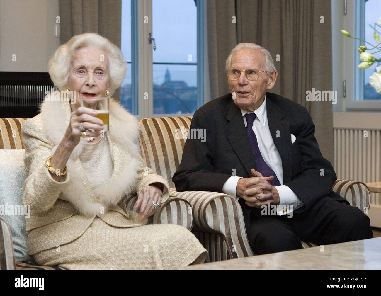 Princess Lilian and Peter Wallenberg takes a Whisky Sour in her suite ...