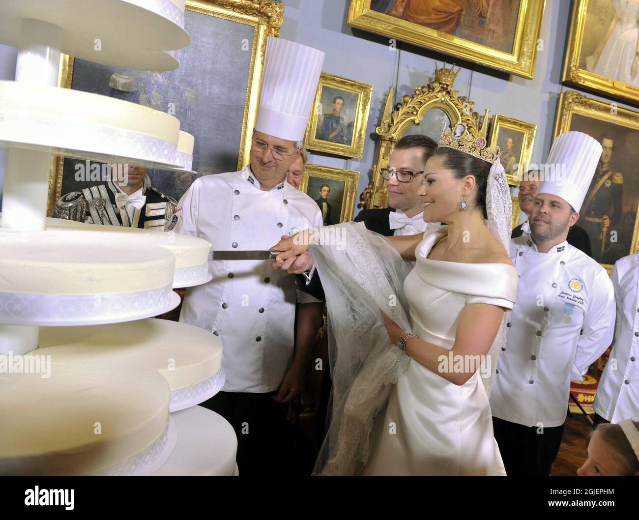 Crown Princess Victoria and Prince Daniel with the wedding cake at the ...