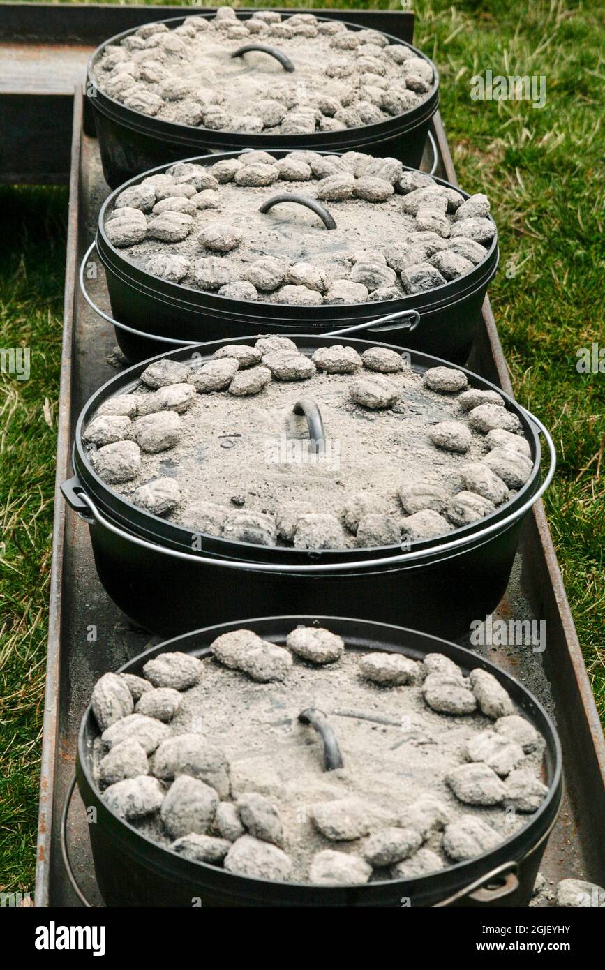 Cowboy cooking hi-res stock photography and images - Alamy