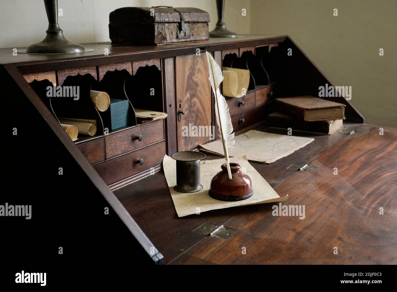 Antique desk and quill pen Stock Photo - Alamy