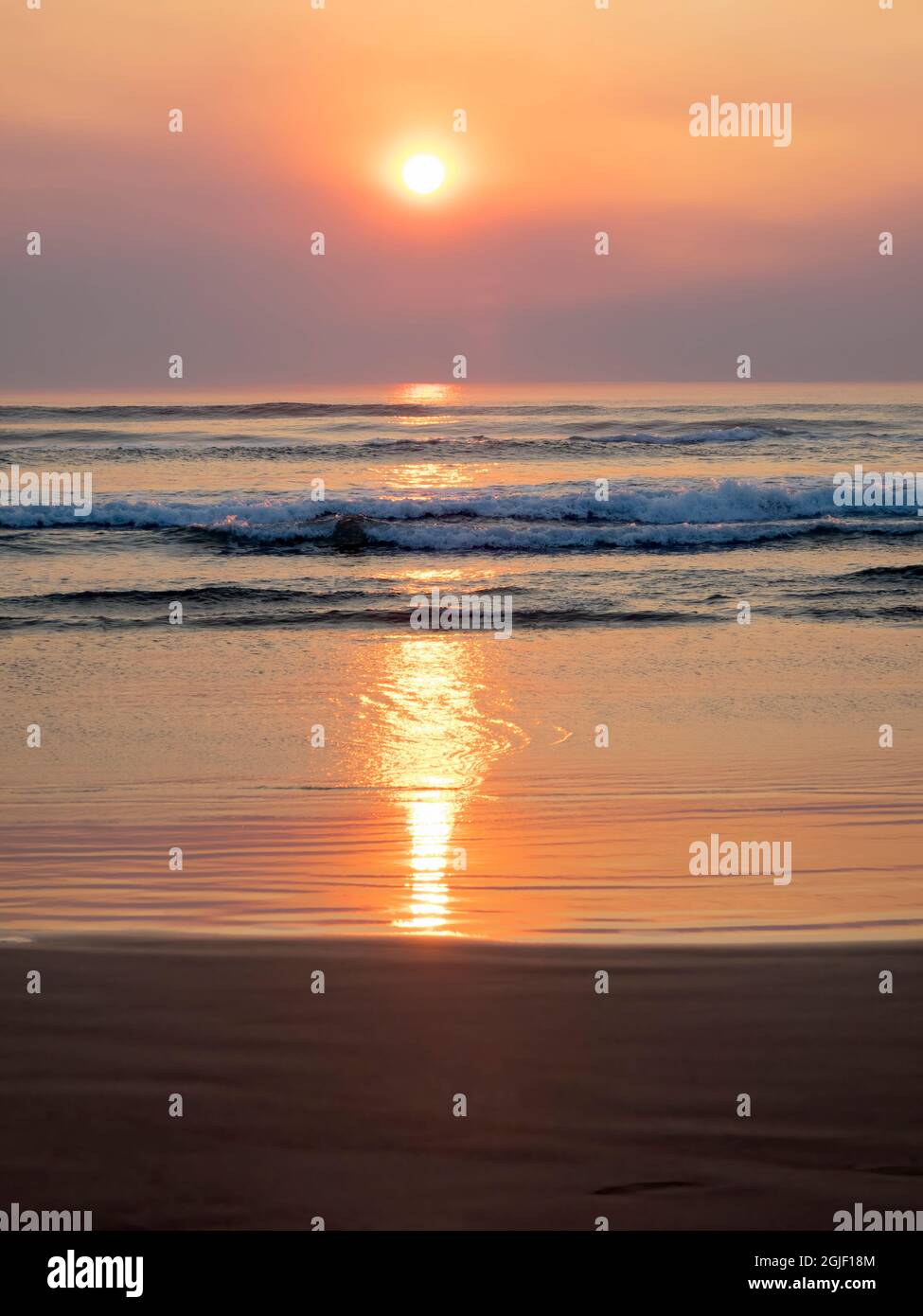 Oregon cannon beach ocean hi-res stock photography and images - Alamy