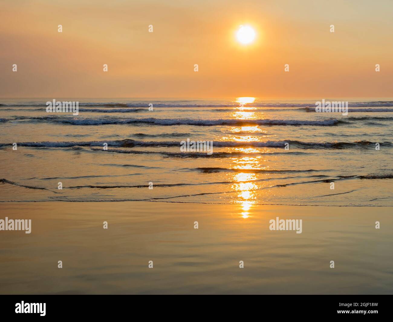 Oregon, Cannon Beach. Sunset ocean view Stock Photo - Alamy