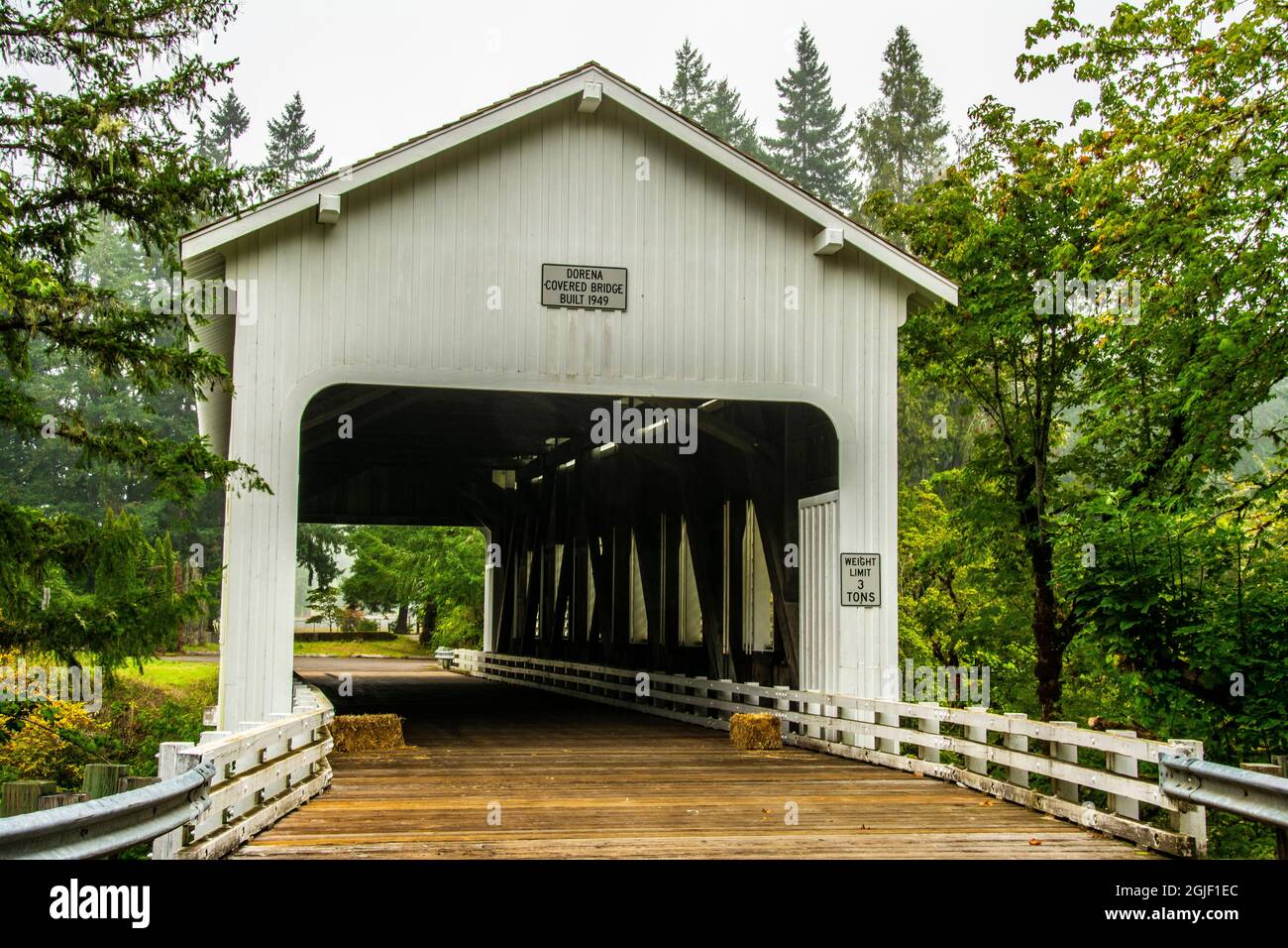 Cottage grove covered bridge hi-res stock photography and images - Alamy