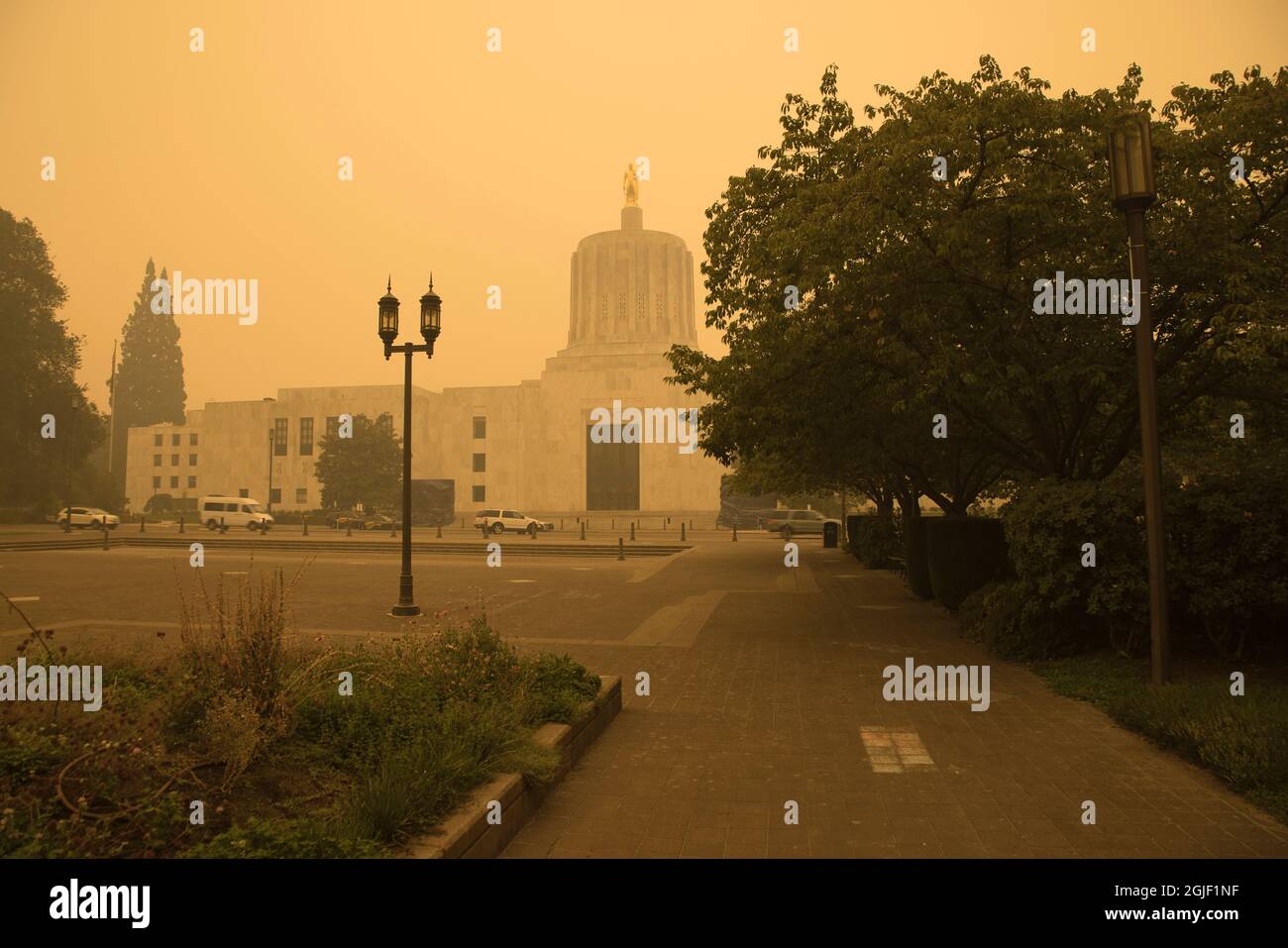 Oregon State Capitol under smoke from 2020 Oregon wildfires Stock Photo ...