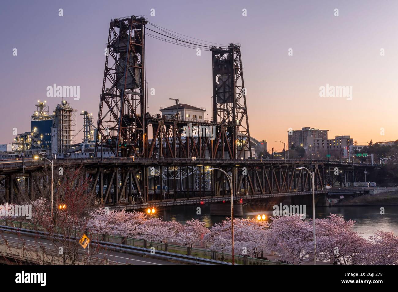 Portland, Oregon. The Steel bridge spans the Willamette river in ...