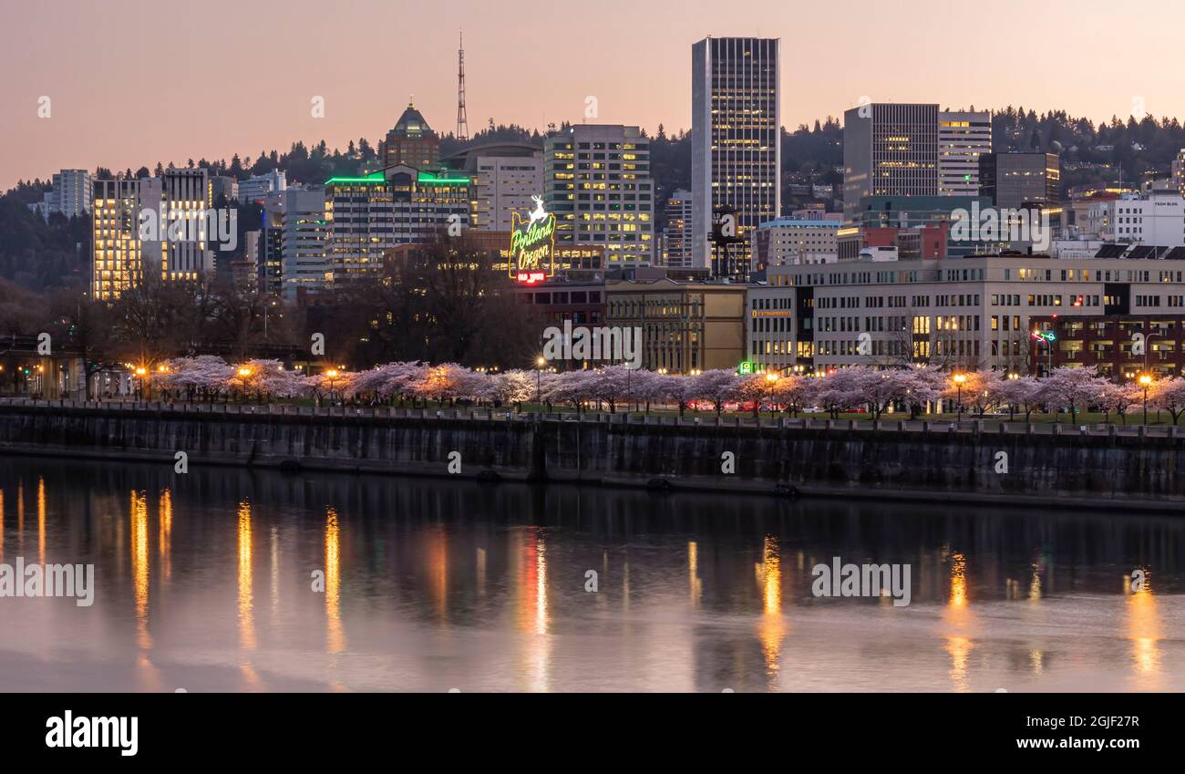 Portland oregon waterfront park on hi-res stock photography and images ...