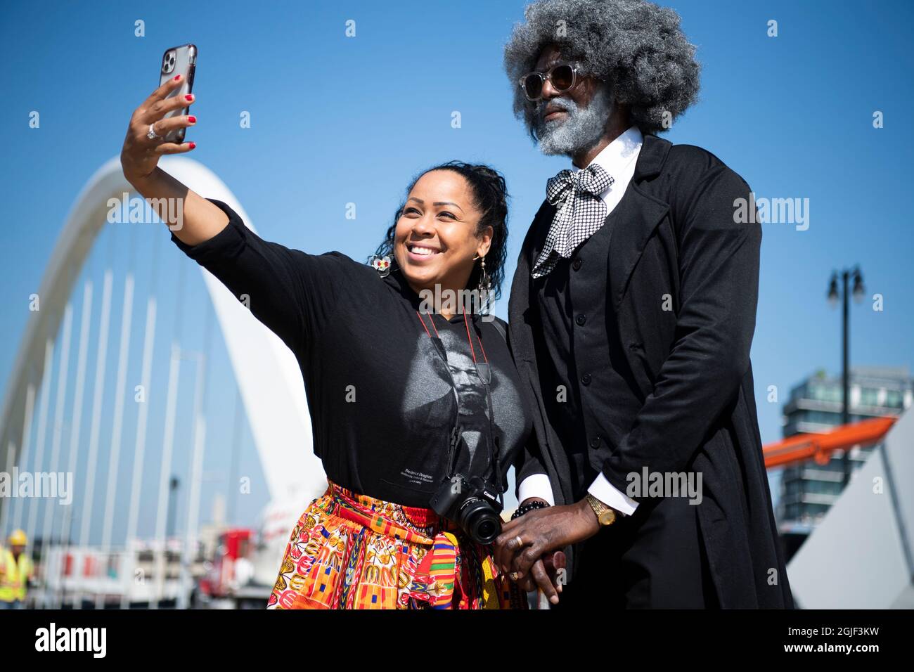 UNITED STATES - SEPTEMBER 7: Michelle Daniels takes a selfie with Sean ...