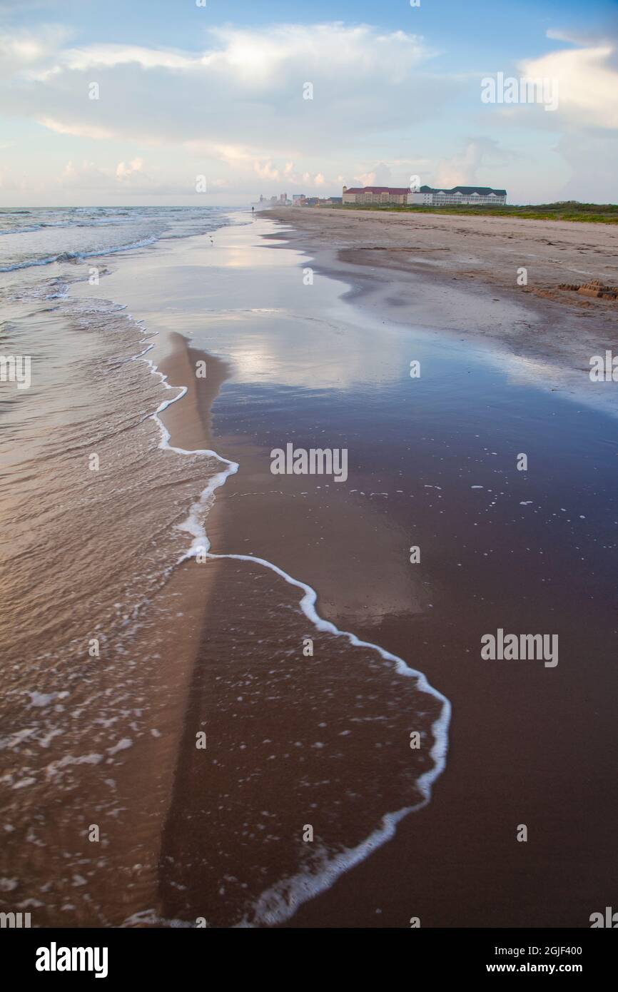 Wet beach on Gulf of Mexico Stock Photo - Alamy