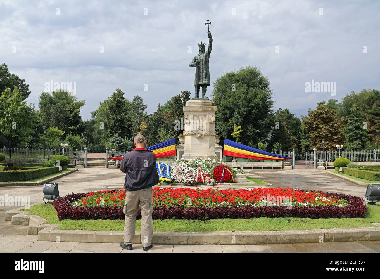 Stephen the Great monument on Independence Day decorated with flowers ...
