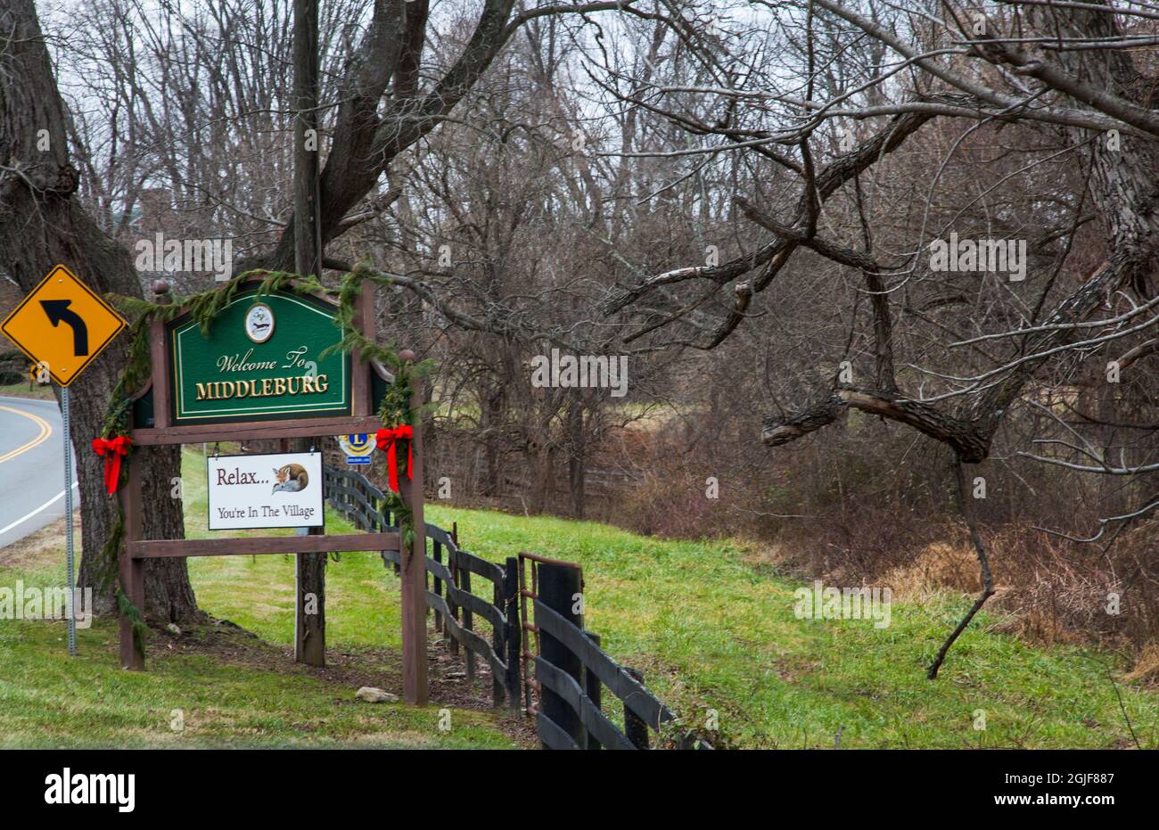 Welcome to Middleburg sign, town in Virginia, Loudoun County, USA Stock ...