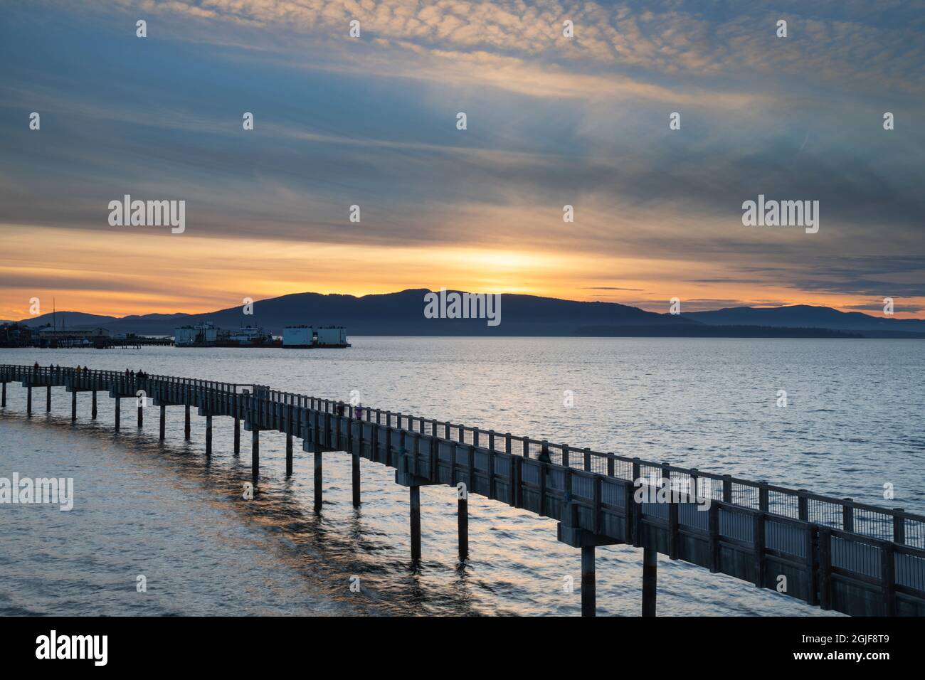 Dock and boardwalk hi-res stock photography and images - Alamy