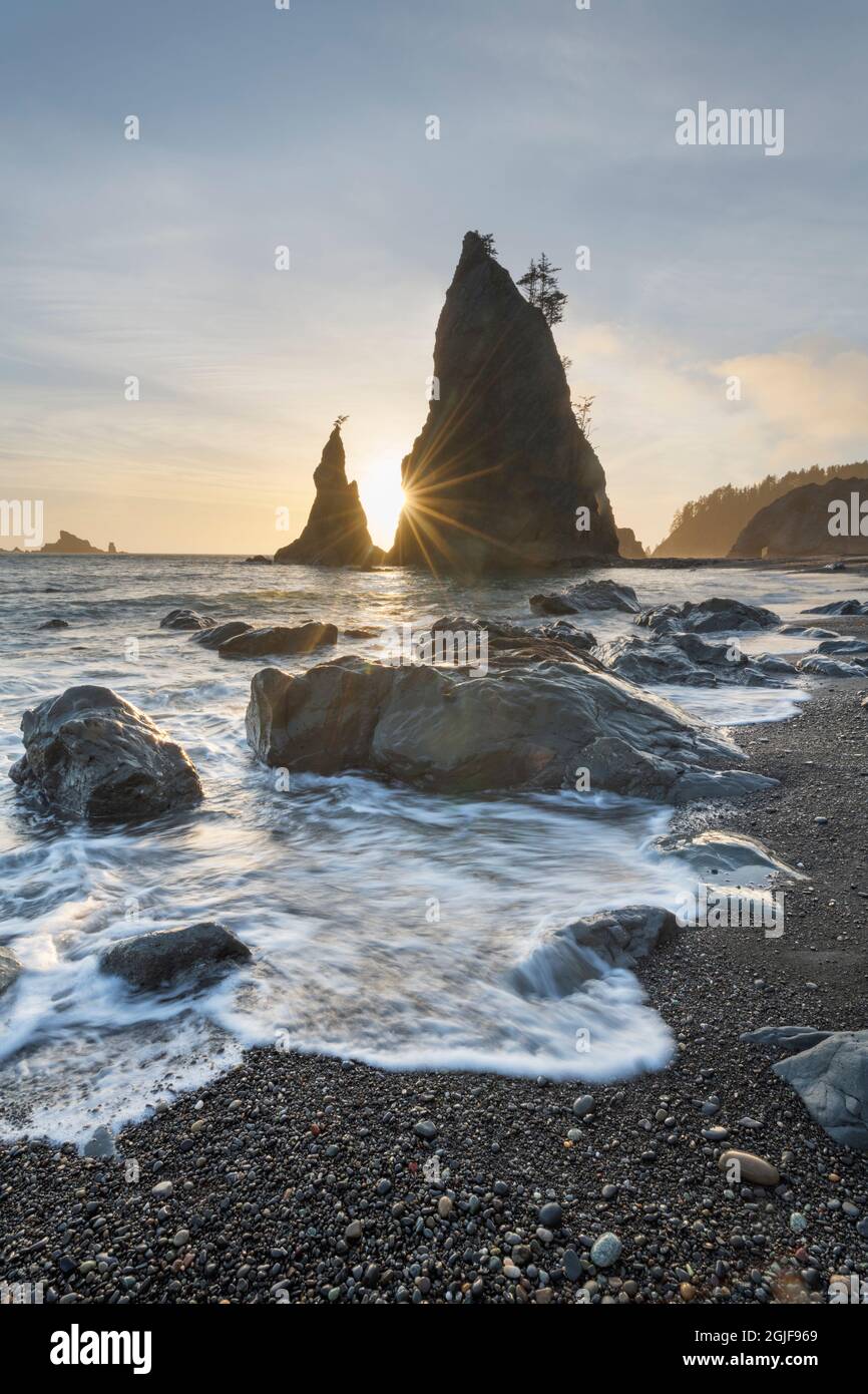Setting sun behind Split Rock on Rialto Beach, Olympic National Park ...