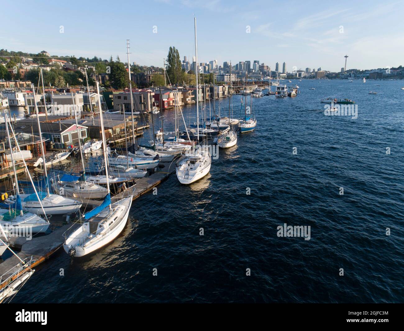Houseboats and boats on Lake Union with the Seattle skyline in the ...