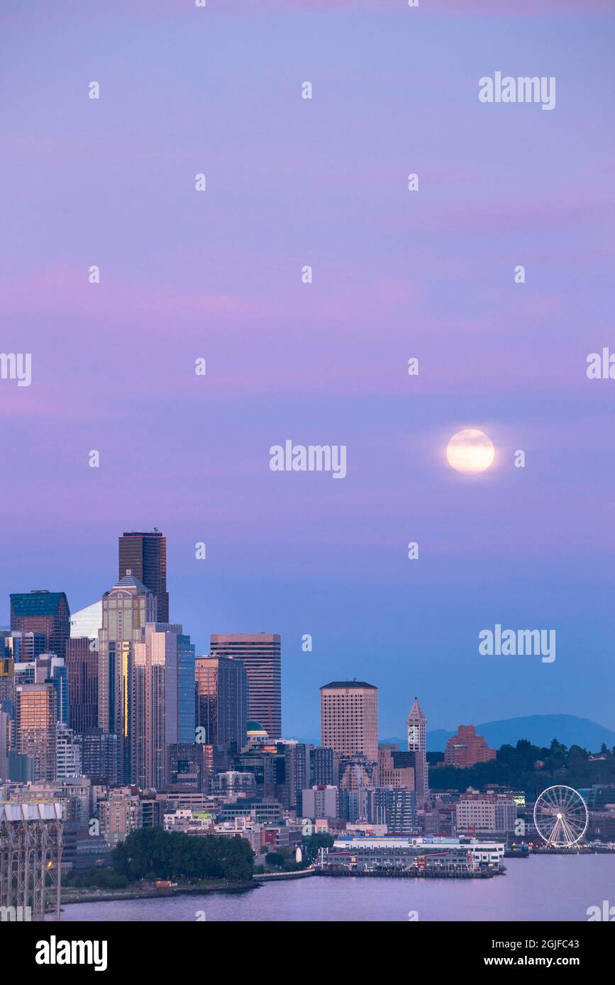 Seattle skyline moonrise hi-res stock photography and images - Alamy