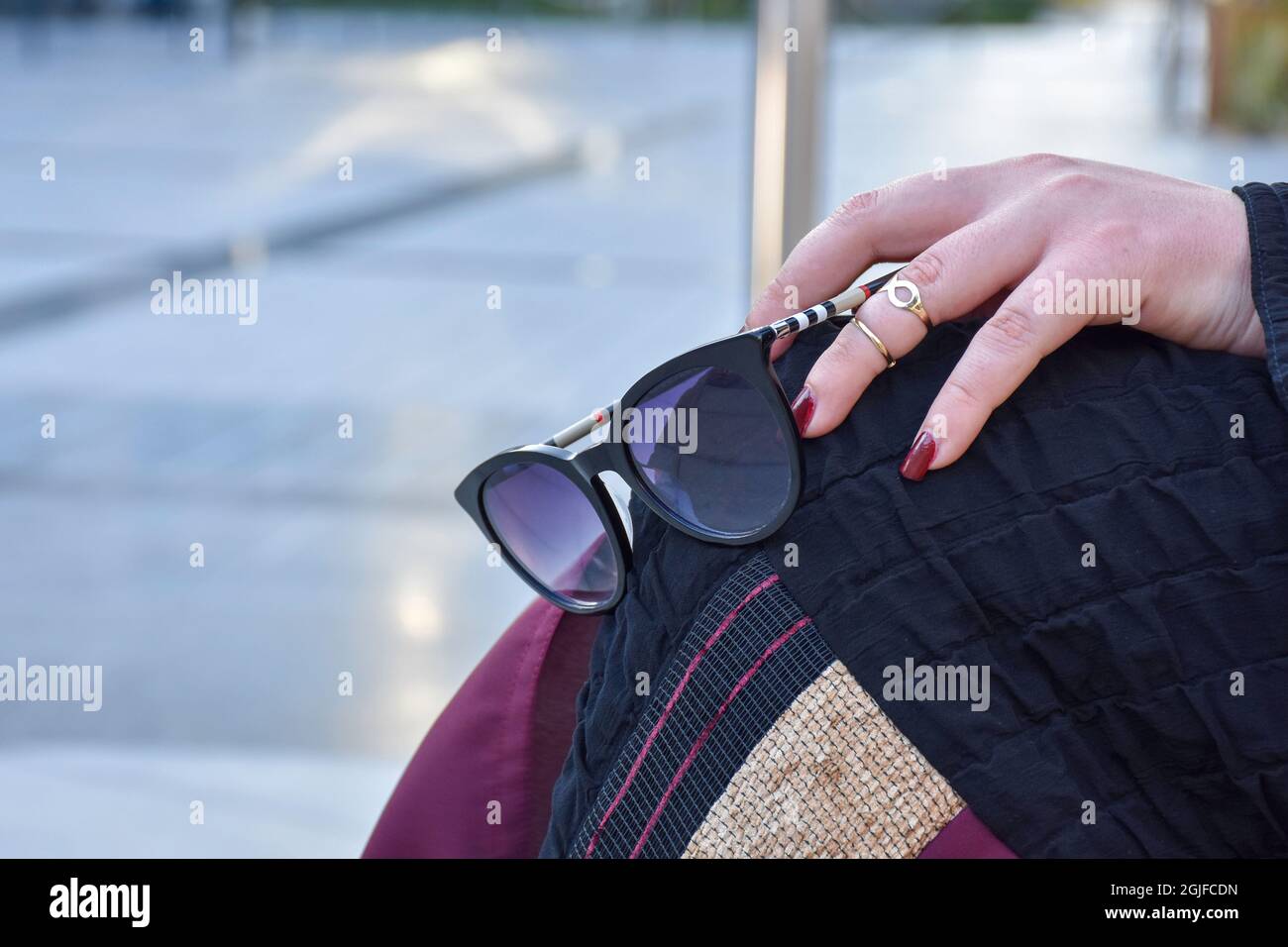 Hand holding sunglasses hi-res stock photography and images - Alamy