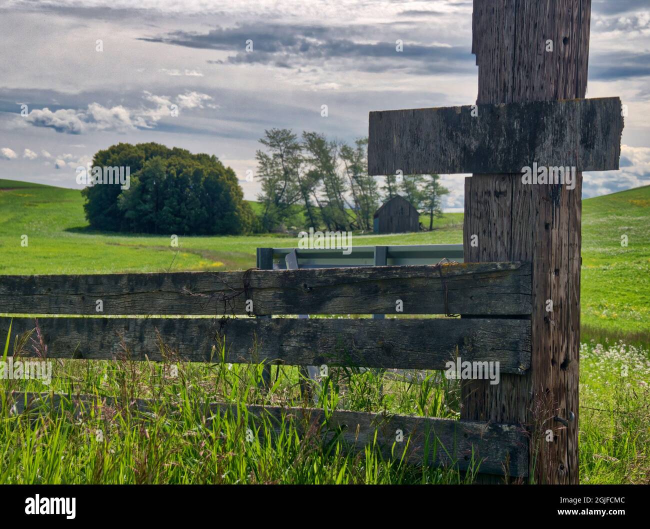 Old gray barn with old fenceline in the foreground Stock Photo - Alamy