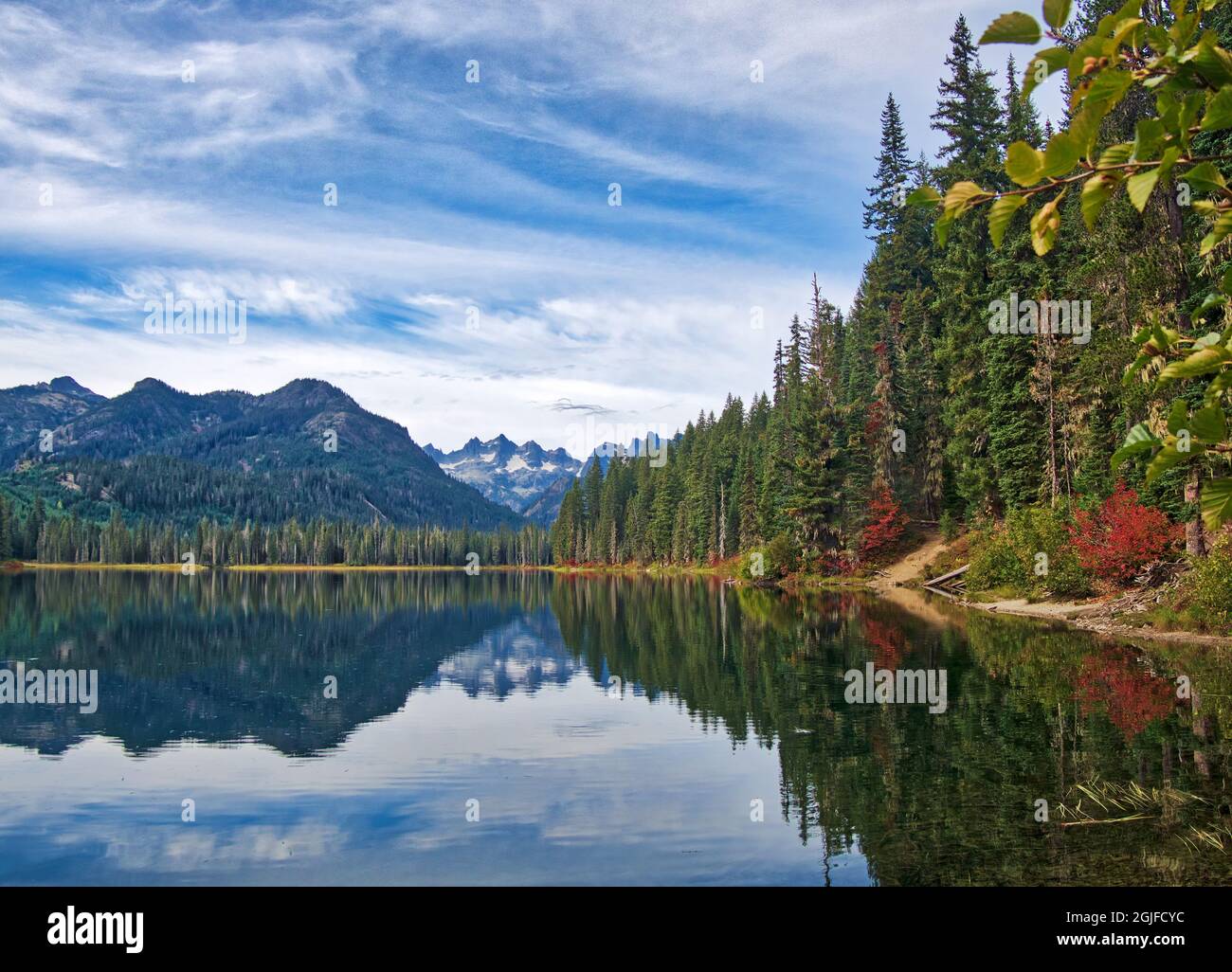 Lake in central washington cascade hi-res stock photography and images ...
