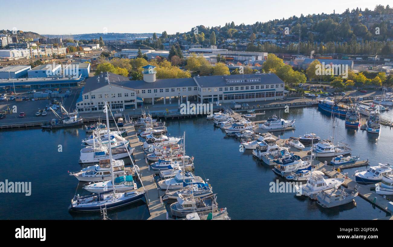 USA, Washington State, Seattle. Boats docked in marina at Fishermen's ...