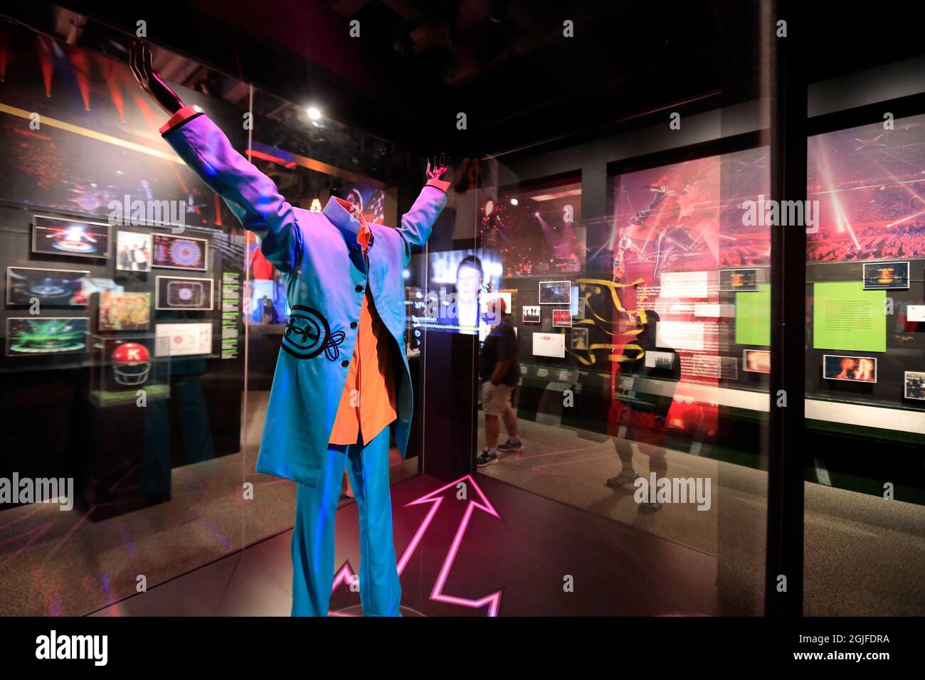 Prince Rogers Nelson's outfit for 2007 Super Bowl XLI halftime show ...