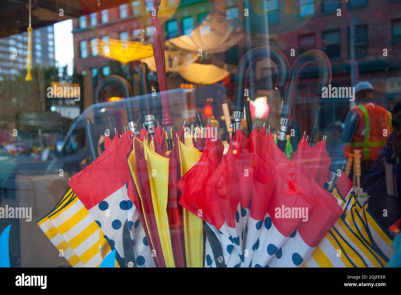 Umbrella store hi-res stock photography and images - Alamy