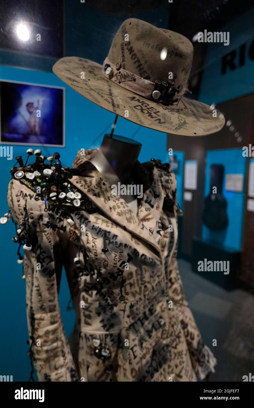 Lady Gaga's outfit for 2017-18 Joanne World Tour designed by her sister ...