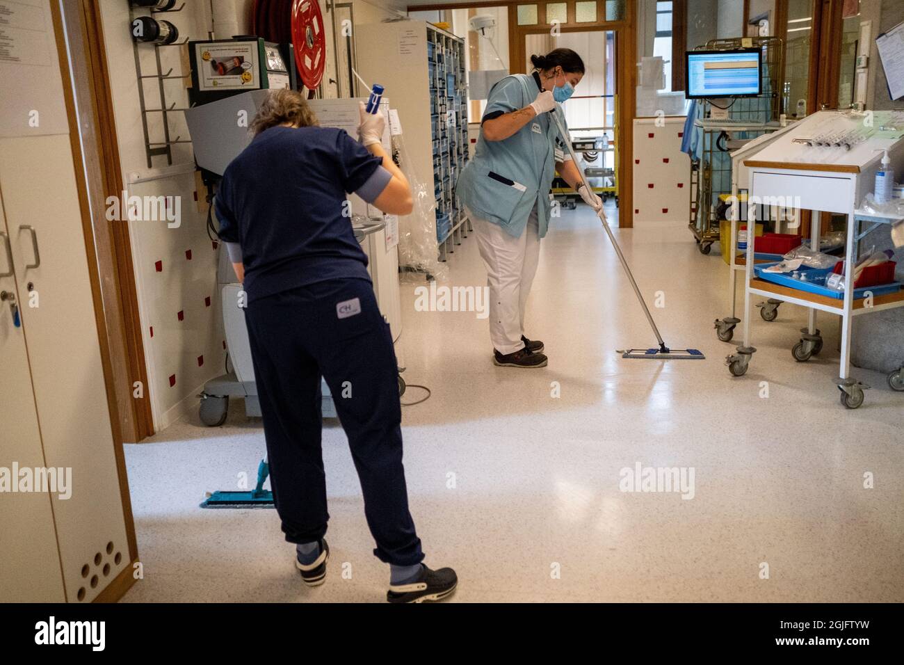Cleaning staff cleaning the Intensive care unit of the Liege hospital ...