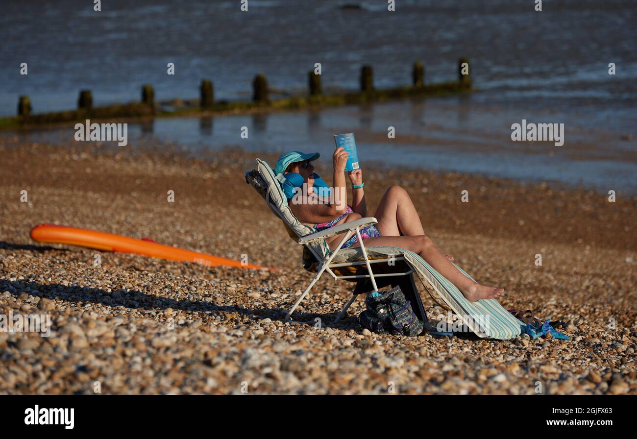 Woman beach chair sun book hi-res stock photography and images - Alamy