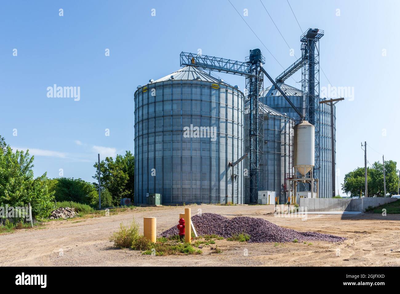 BEAVER CREEK, MN, USA-22 AUGUST 2021: Beaver Creek Co-Op grain elevator ...