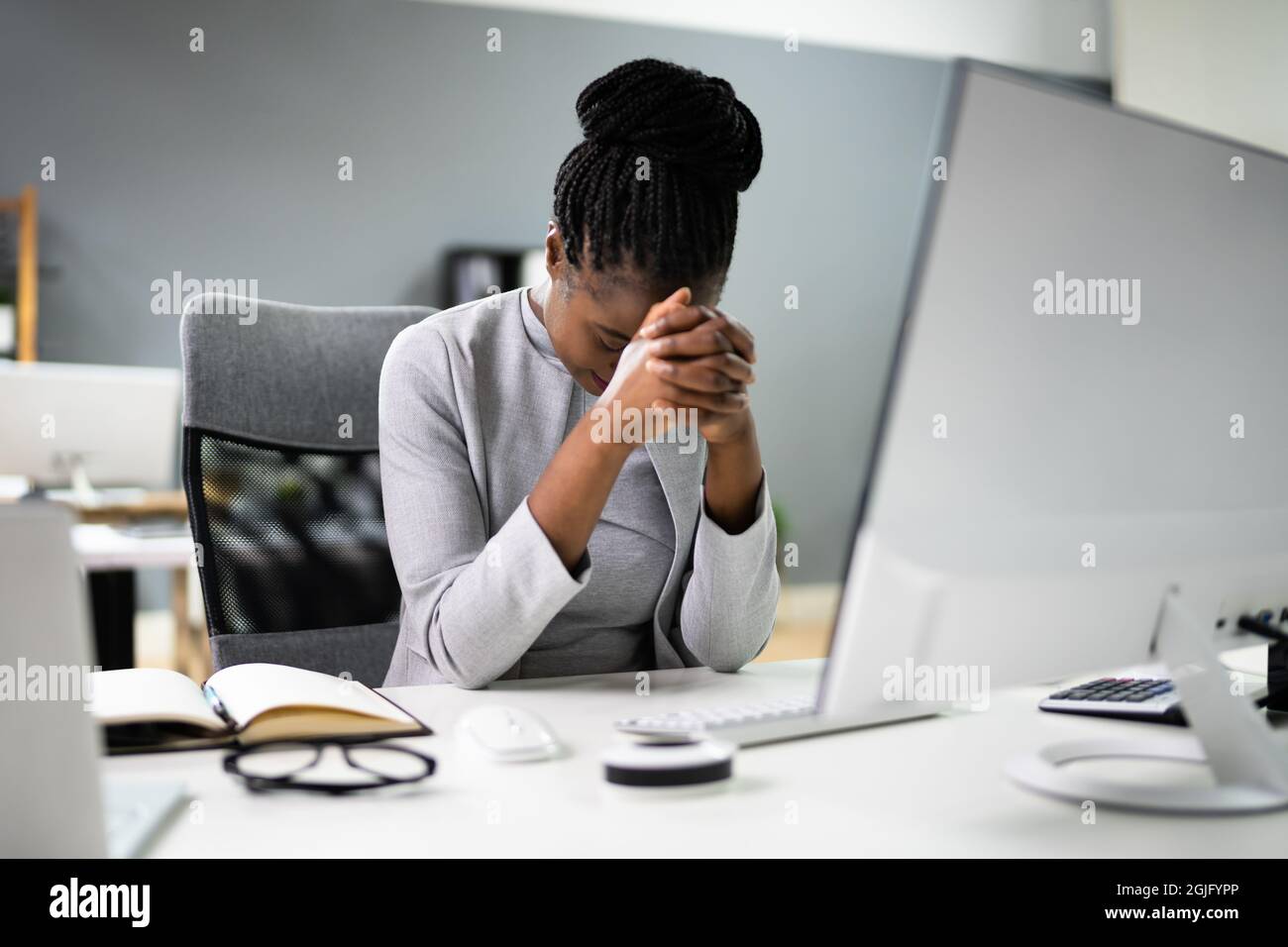 Annoyed business woman hi-res stock photography and images - Alamy