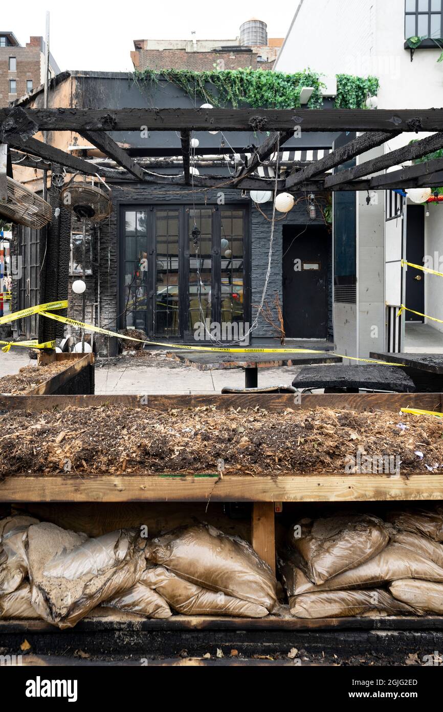 remains of burned restaurant outdoor covid shelter Stock Photo - Alamy