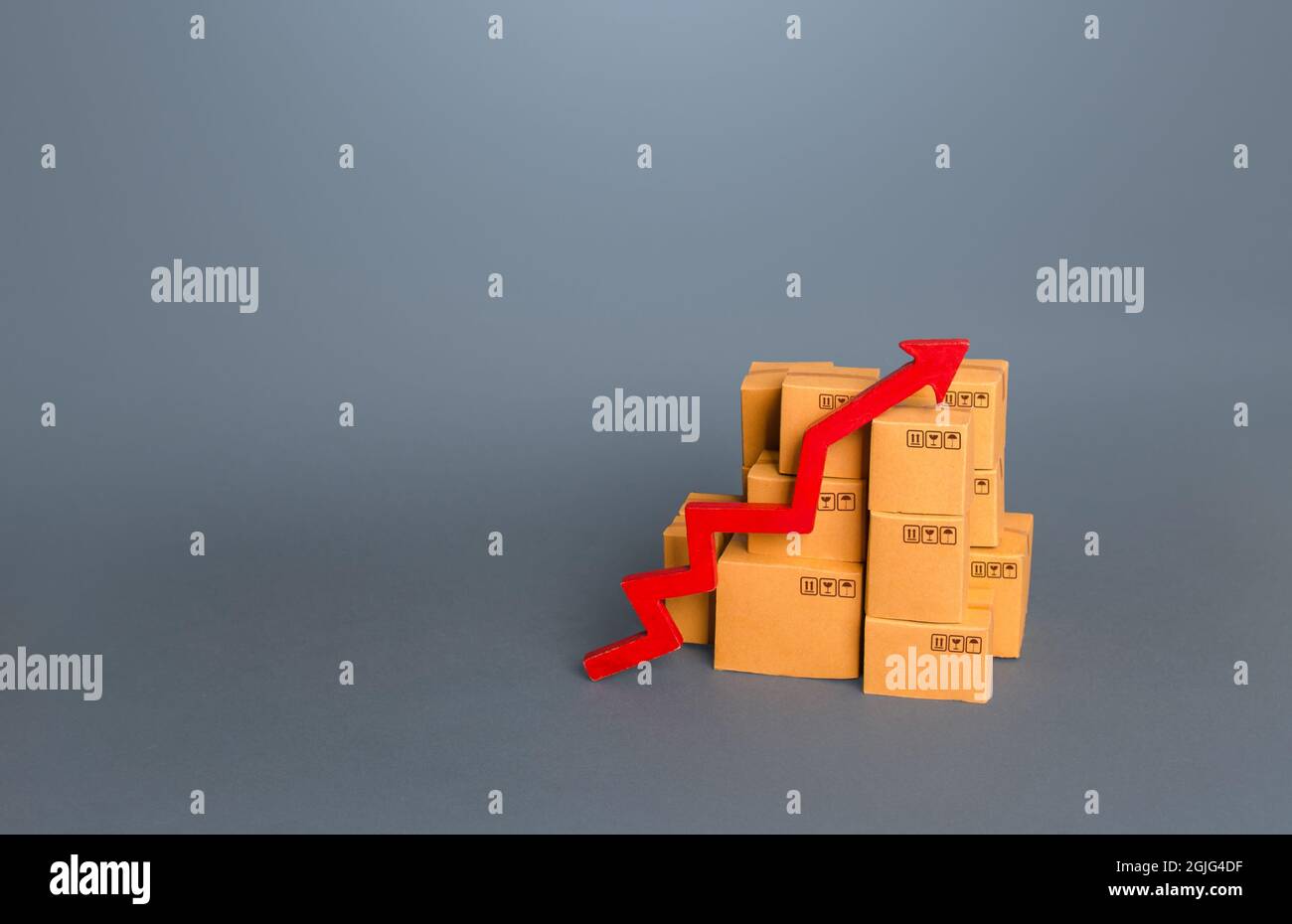 Boxes with goods and a red up arrow. Revenue growth in trade and ...