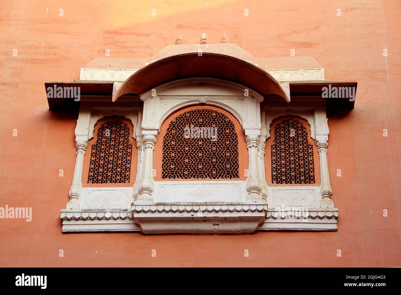 Window frame with intricate design on red wall at Junagarh Fort ...