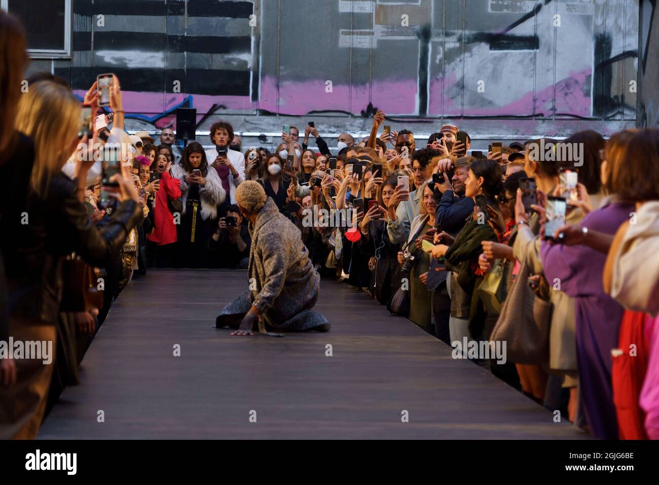 Voguing hi-res stock photography and images - Alamy