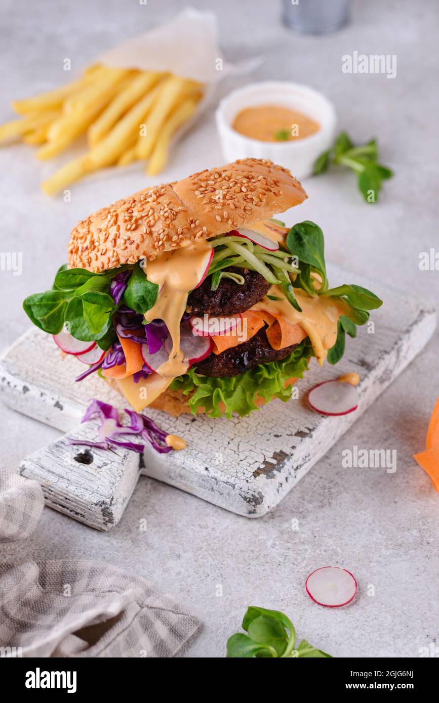 Burger with vegetables and plant-based cutlet Stock Photo - Alamy