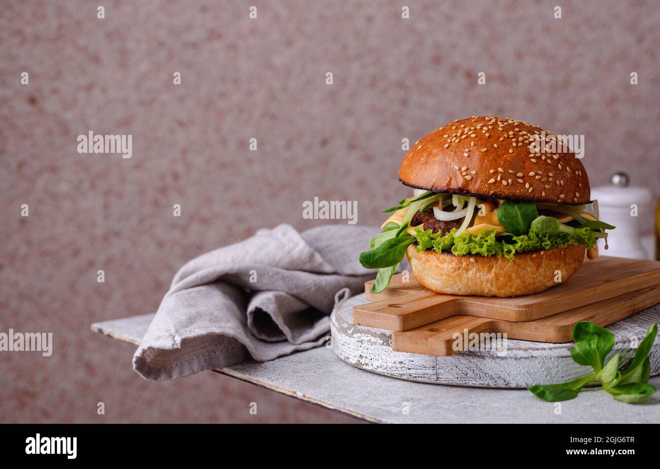Cheeseburger with beef cutlet and vegetables Stock Photo - Alamy