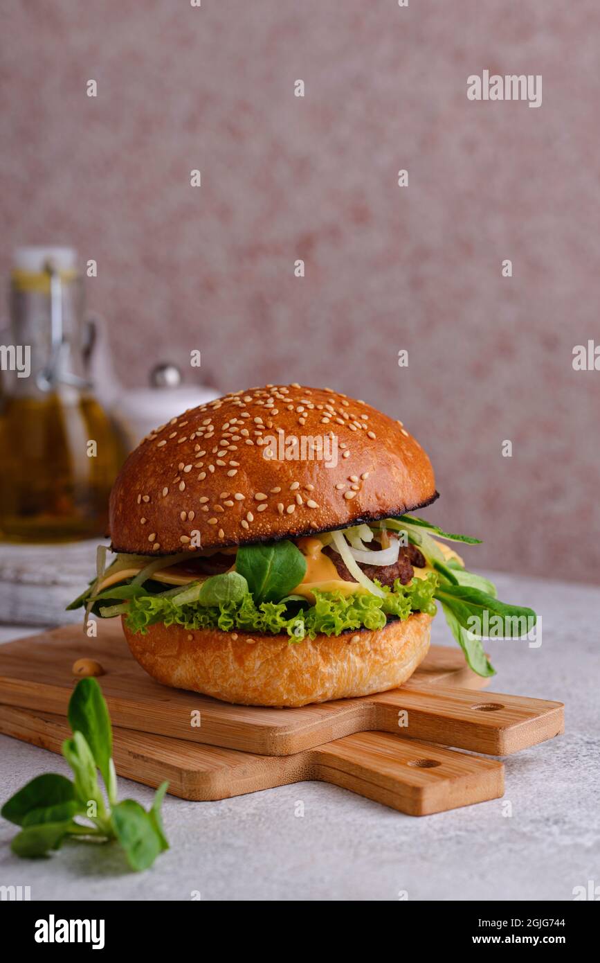 Cheeseburger with beef cutlet and vegetables Stock Photo - Alamy
