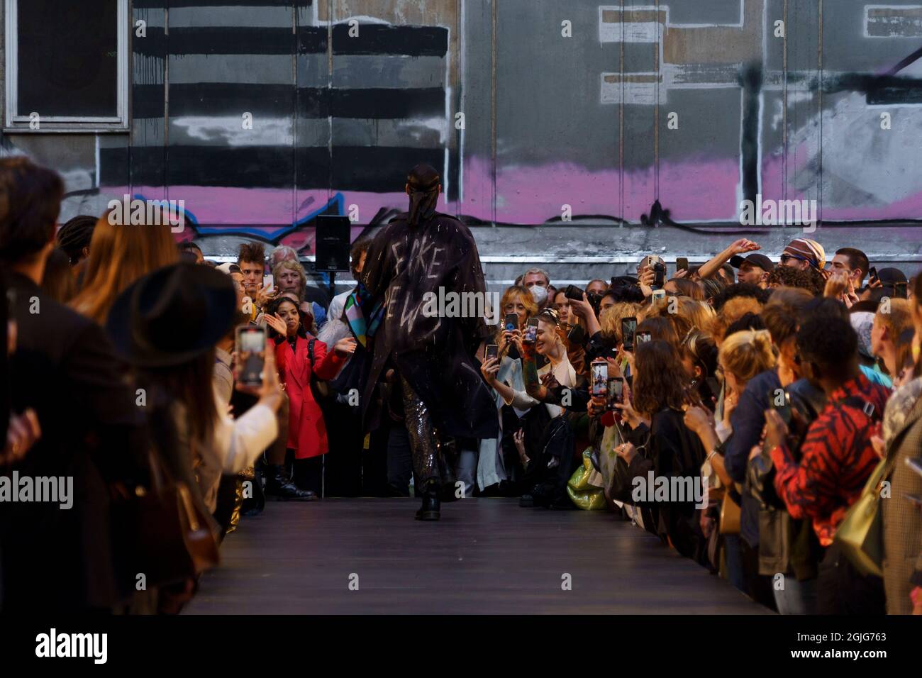 Voguing hi-res stock photography and images - Alamy