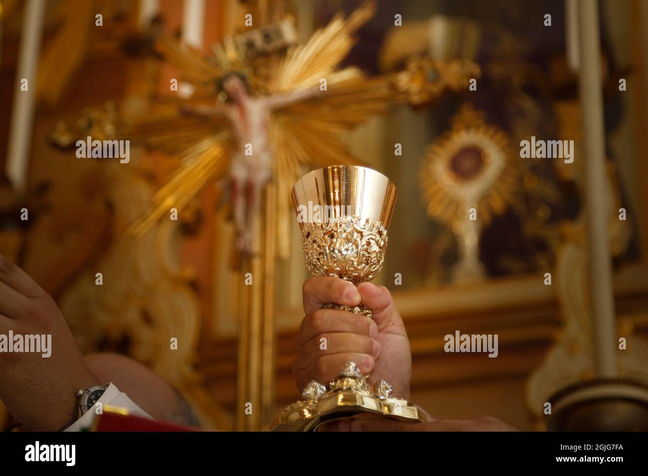 Eucharist chalice and host hi-res stock photography and images - Alamy
