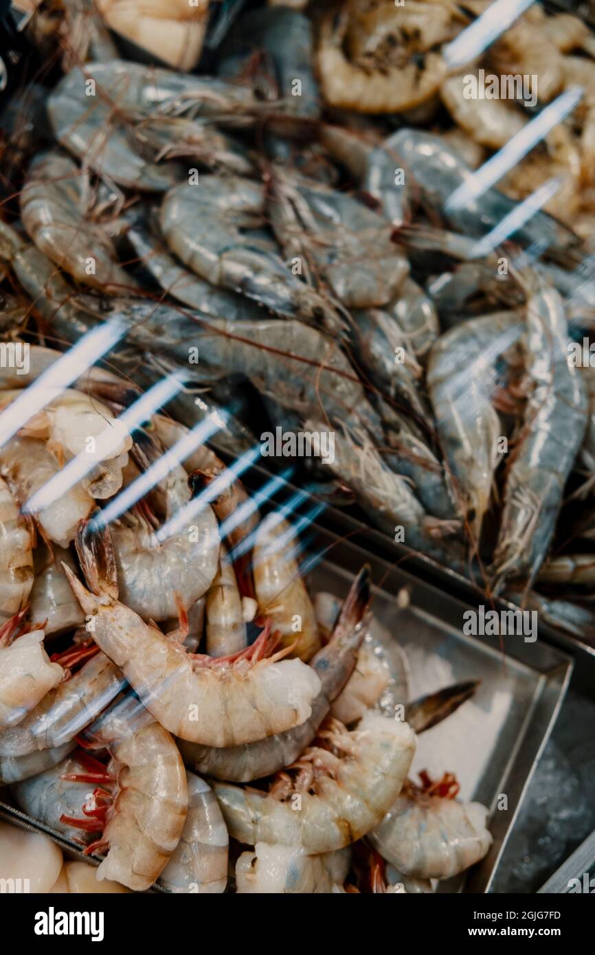 Fresh raw shell-on unpeeled shrimp chilling on ice Stock Photo - Alamy