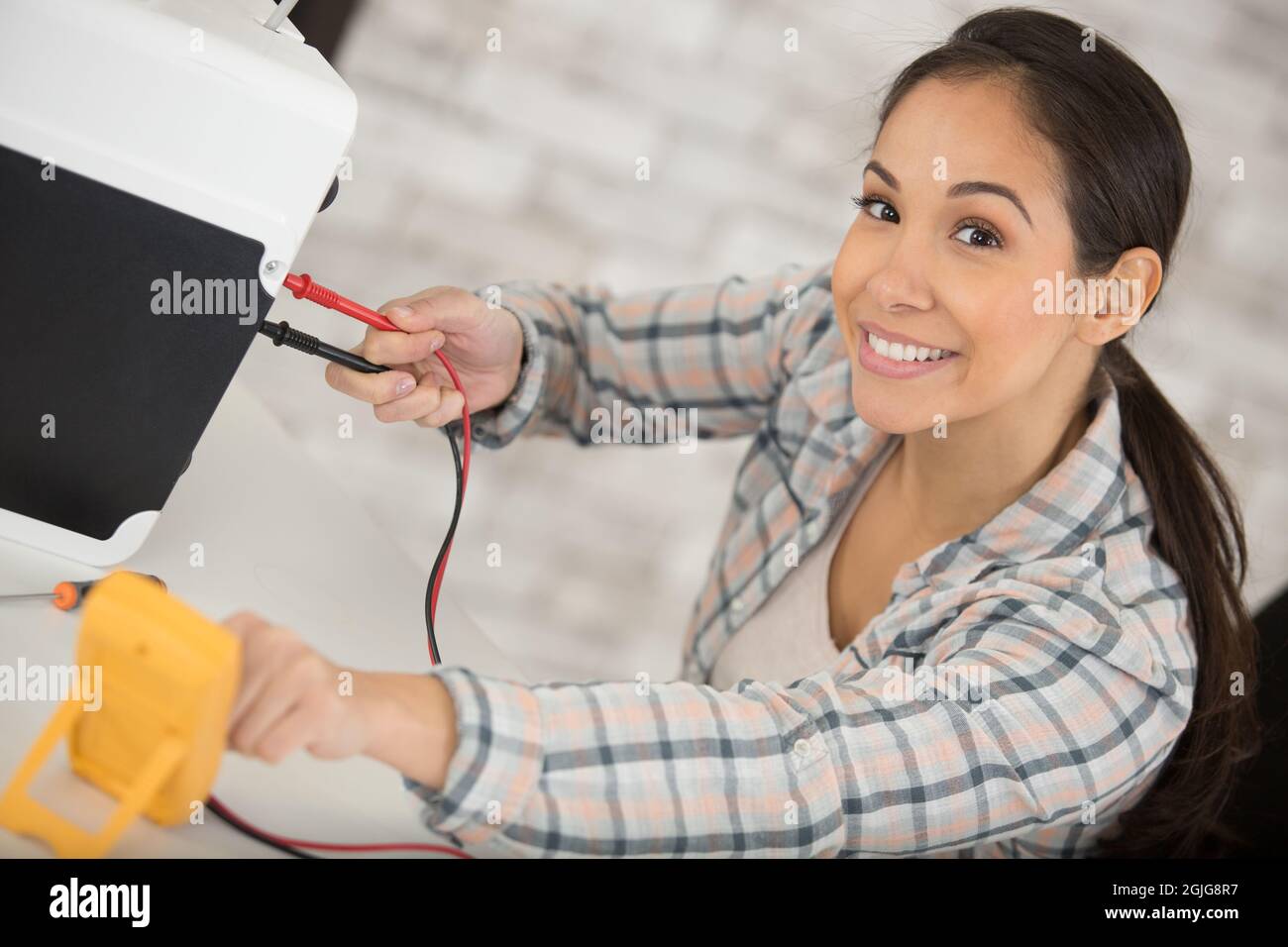 Female electronic engineer hi-res stock photography and images - Alamy