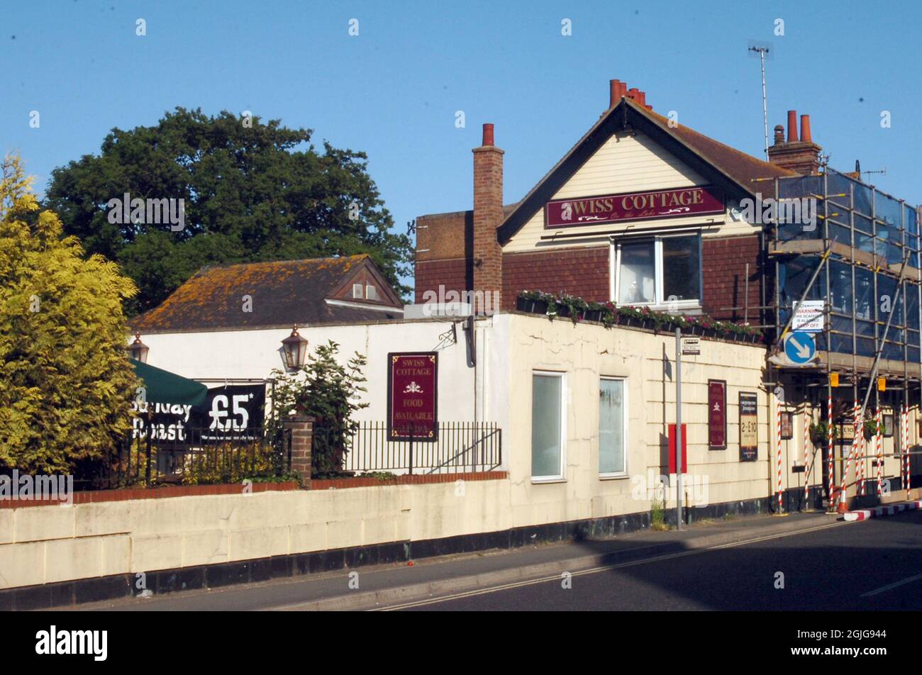 THE SWISS COTTAGE PUB AT SHOREHAM, WEST SUSSEX HOME TO OVER 80 DUCKS ...