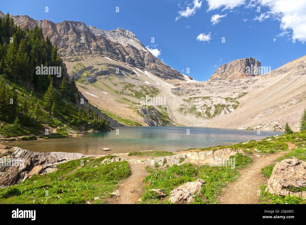 Scenic Landscape View of Beautiful Hamilton Lake and Mount Carnarvon on ...