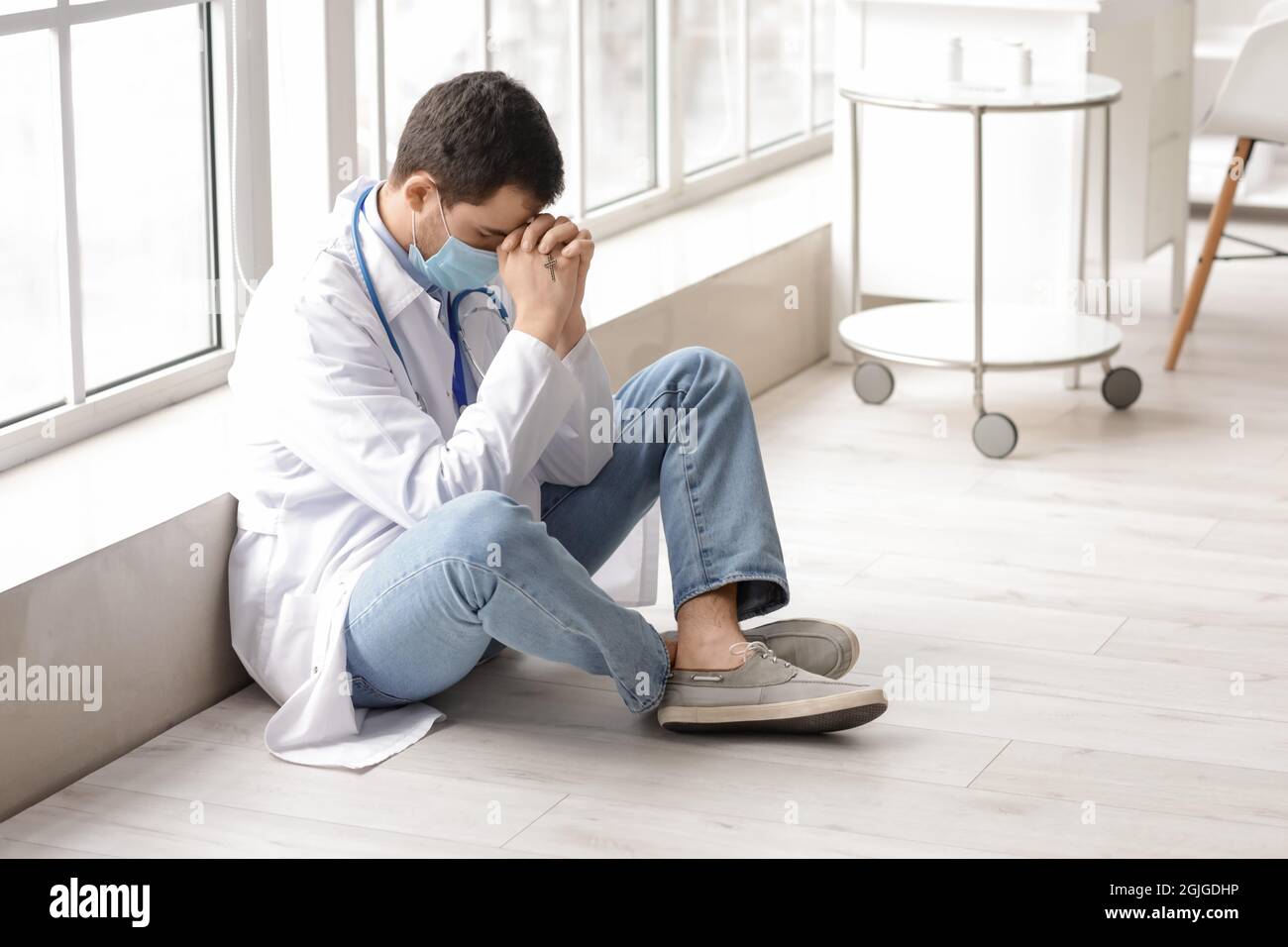 Religious doctor praying in clinic Stock Photo - Alamy