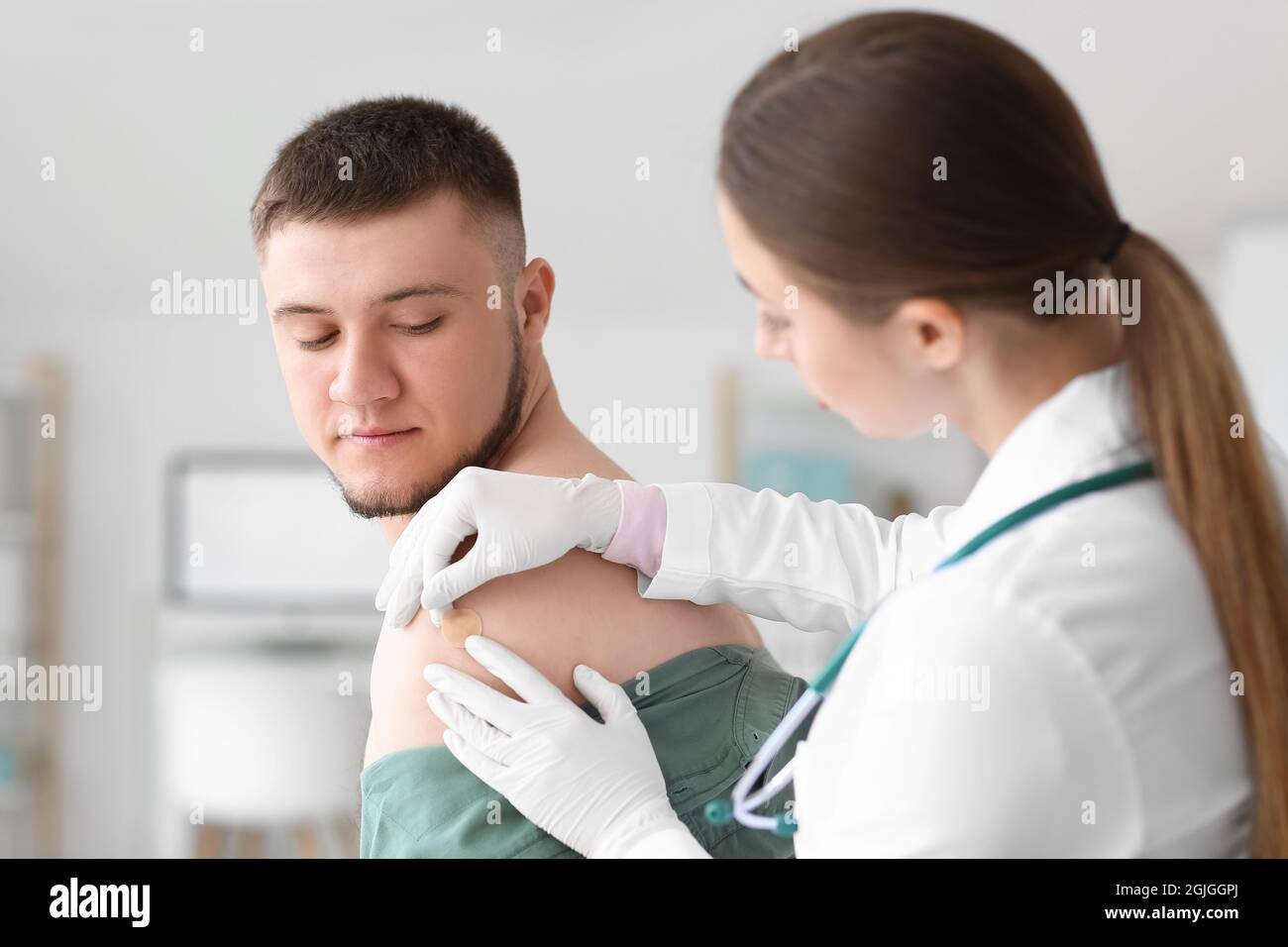 Female physician plaster hi-res stock photography and images - Alamy