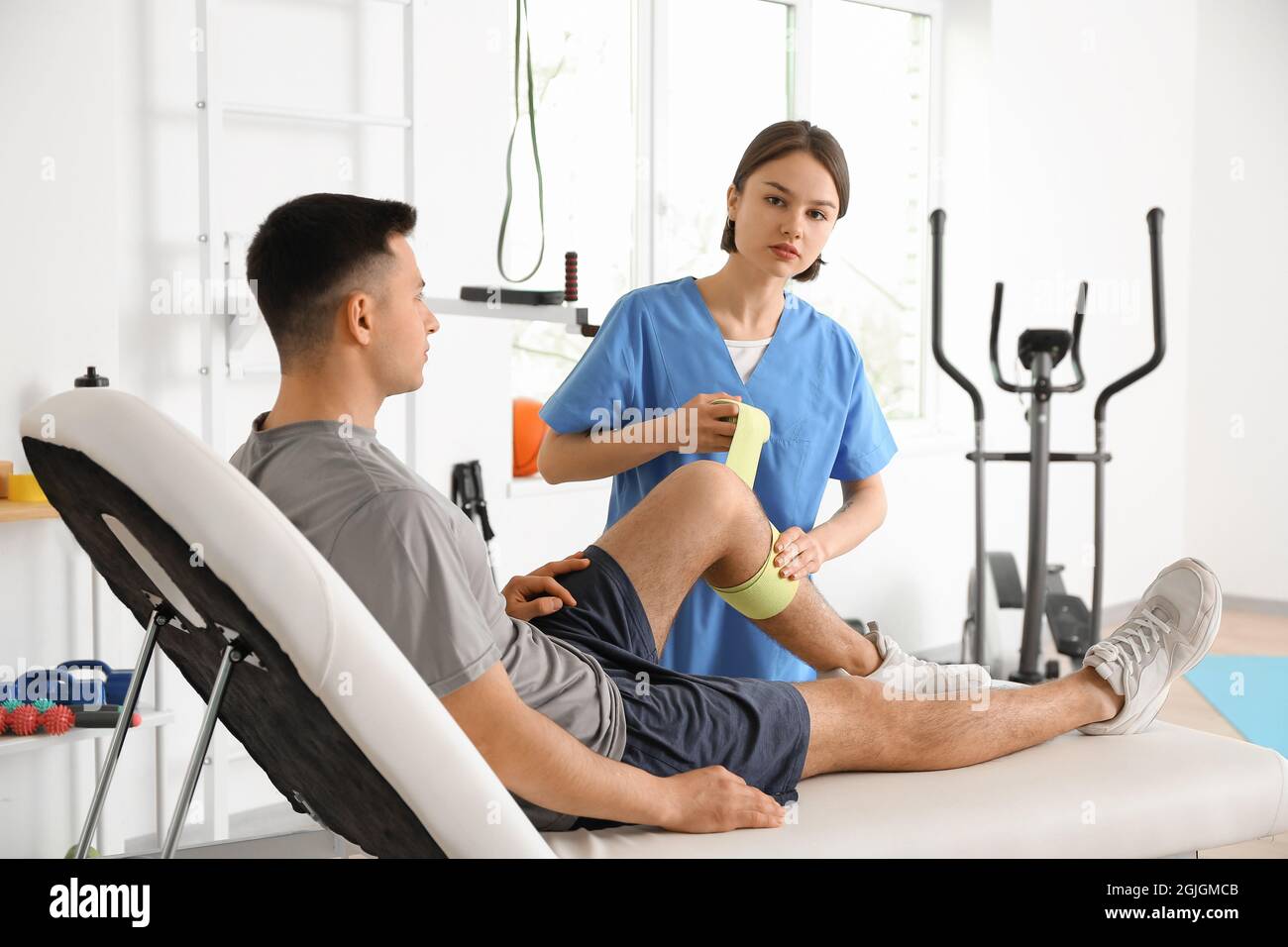 Female physiotherapist applying sport hi-res stock photography and ...